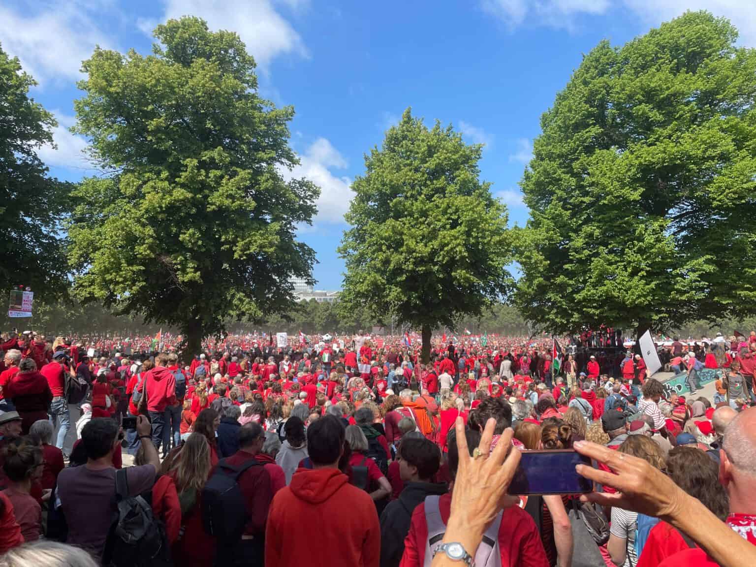 Over 100,000 protesters march against Dutch government's stance on Israel