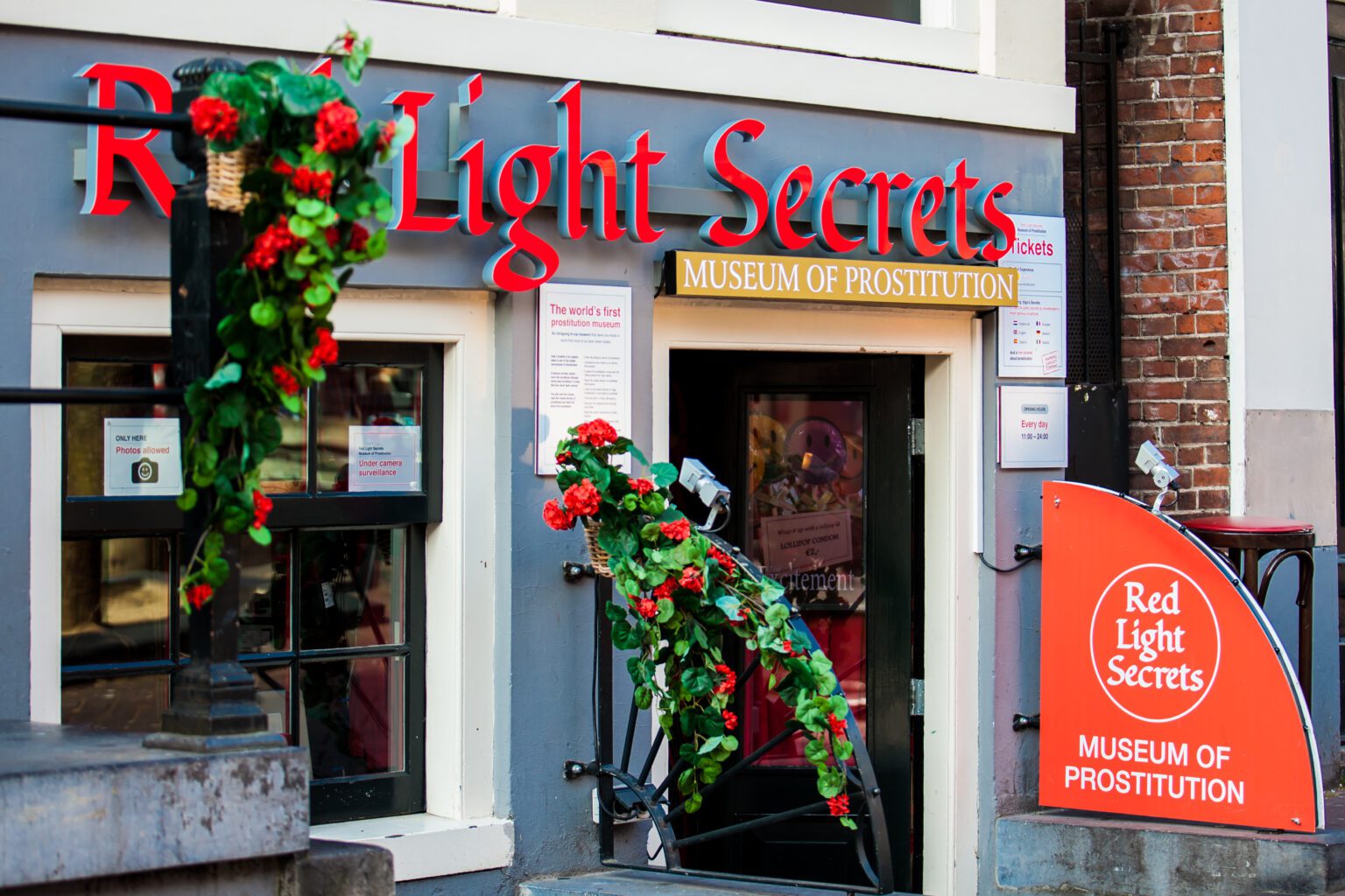 How to see the Red Light District in Amsterdam [2025 Guide]