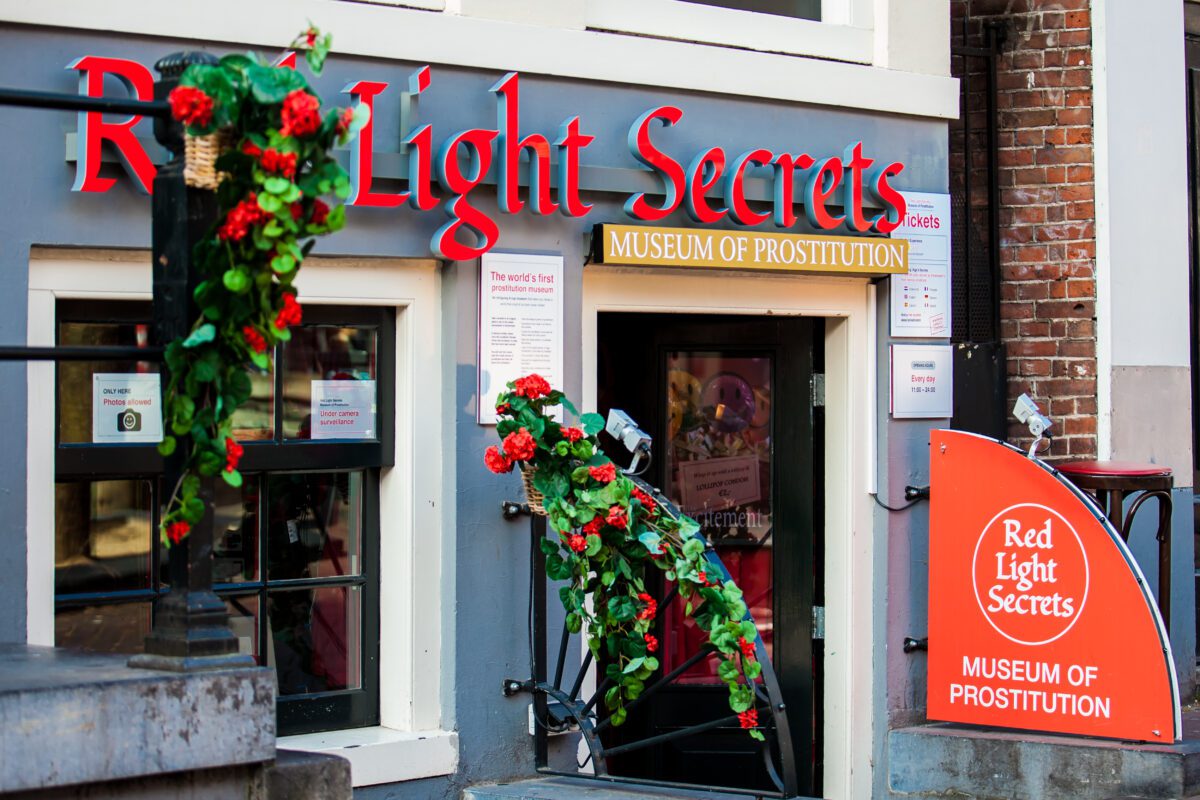 How to see the Red Light District in Amsterdam [2026 Guide]