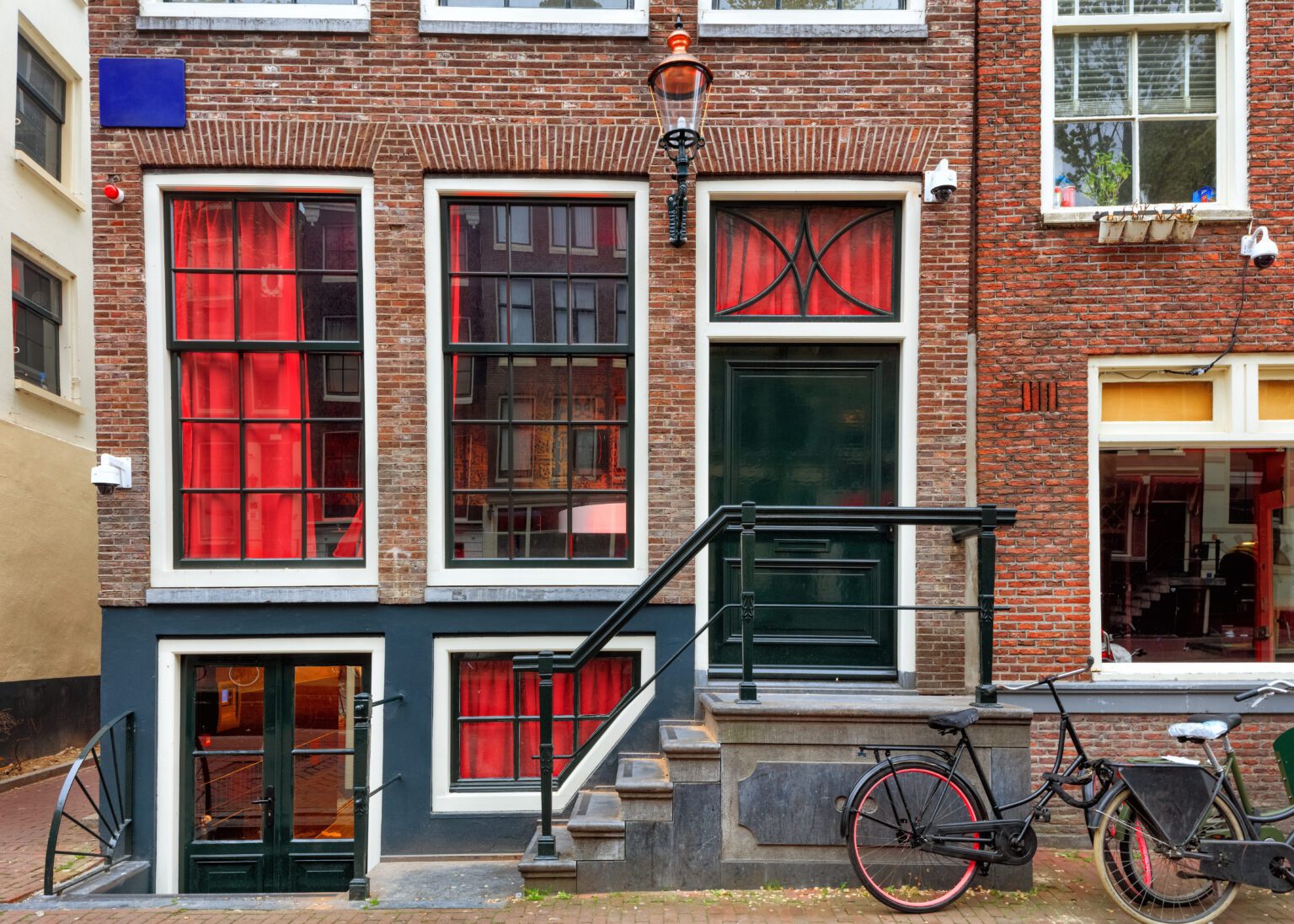 How to see the Red Light District in Amsterdam [2025 Guide]