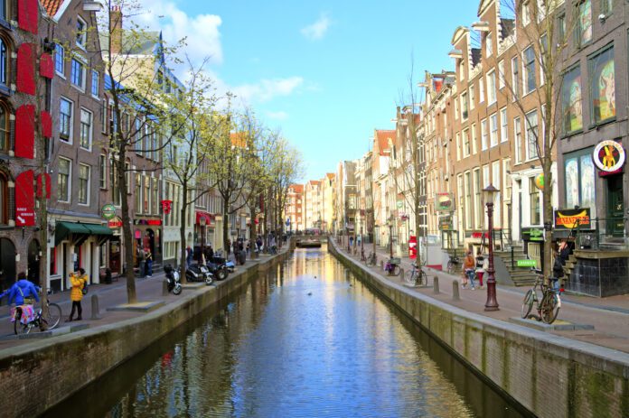 How to see the Red Light District in Amsterdam [2026 Guide]