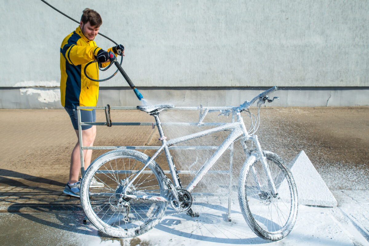 World's first ever 'bike laundrette' opens in Amsterdam | DutchReview